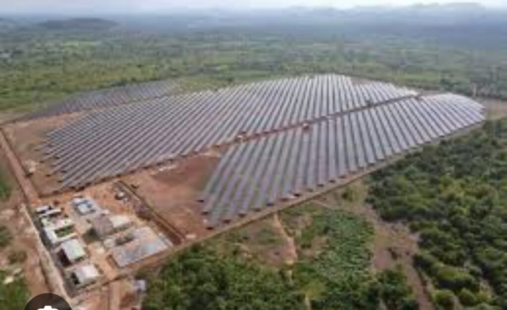 Transition énergétique : Le PM Mambé inaugure la 1ère centrale solaire ...