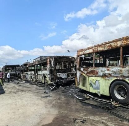 Incendie au dépôt SOTRA d’Abobo : 19 autobus détruits, le service ...